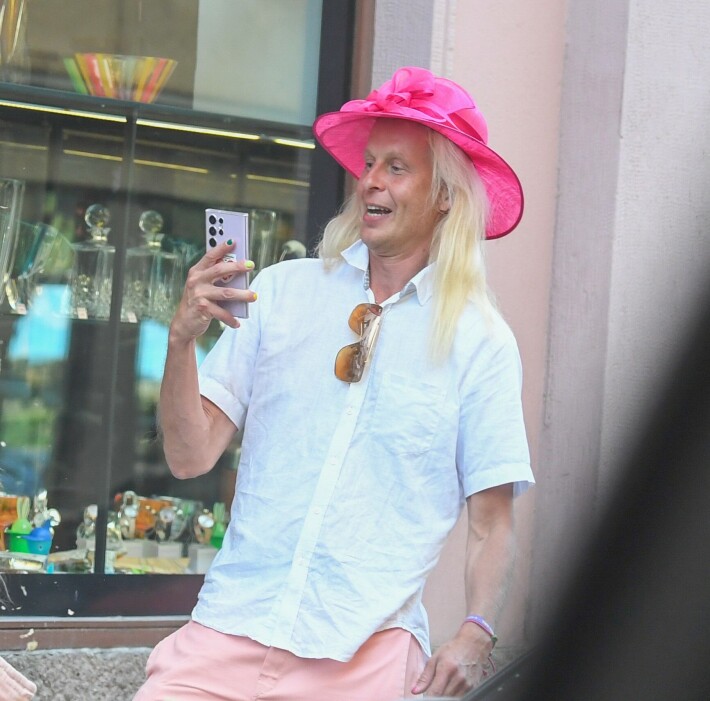 Petrus Pennanen pölisi itsekseen hassu hellehattu päässään: "Hänellä on ...