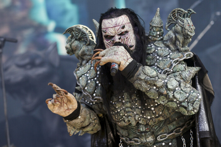 Tukalaa! Lordi esiintyi maskissa lähes 30 asteen paahteessa Espanjassa