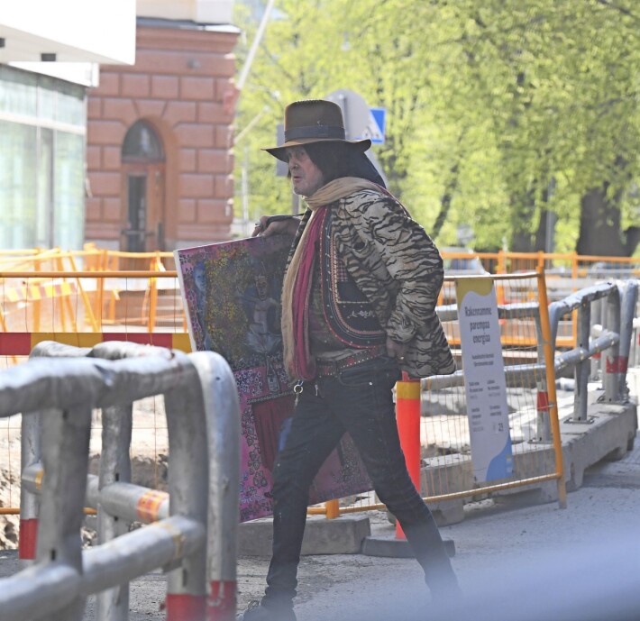 Andy McCoy kauppasi omaisuuttaan ohikulkijoille Helsingin ökyalueella ...