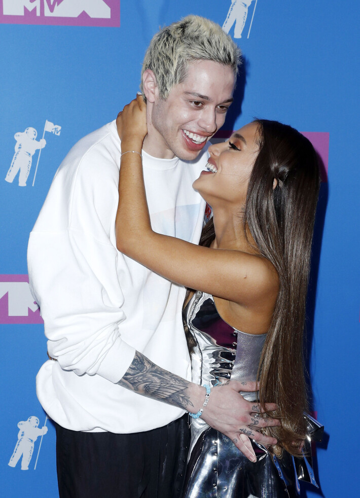 Hurja määrä kumppaneita! Muistatko nämä Ariana Granden miesystävät?