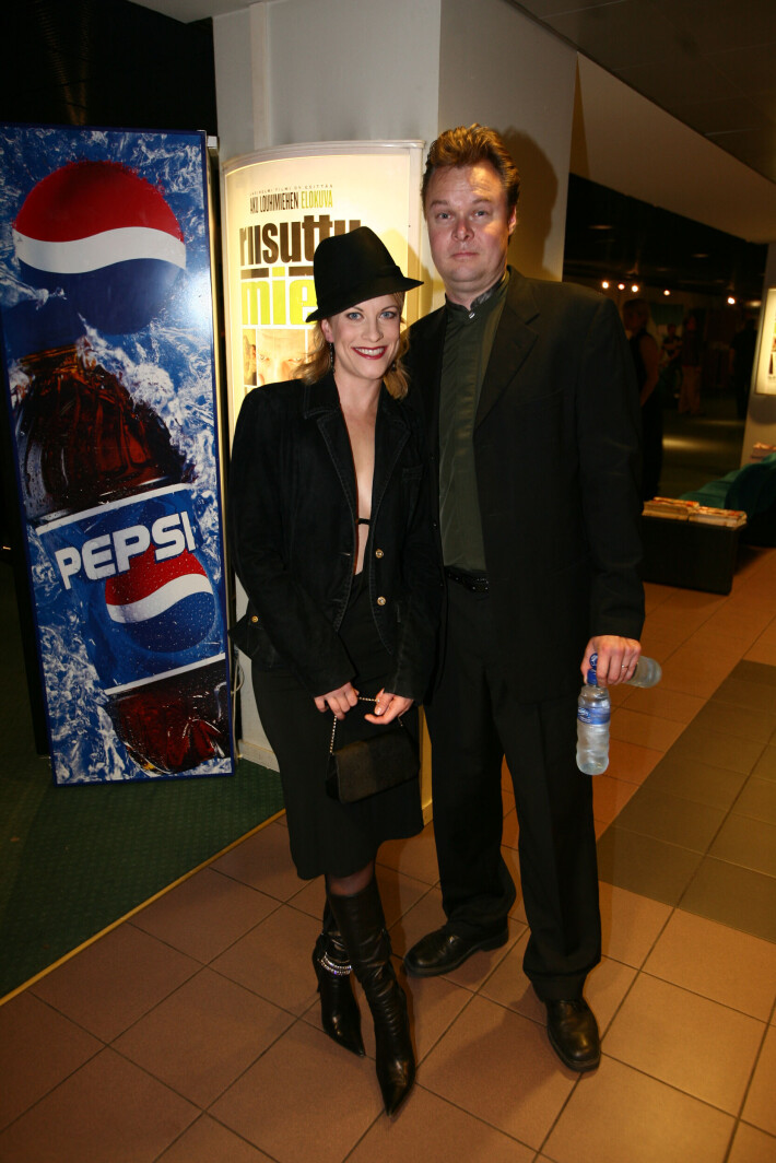 Laura Voutilainen hehkeissä kesäkuvissa - vihjailee miesseurasta