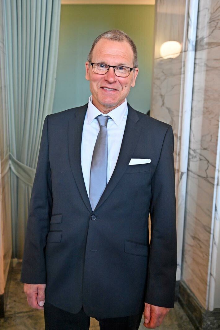 Remontti-Reiska vaihtoi työmaahaalarit pukuun – tältä takavuosien tv ...