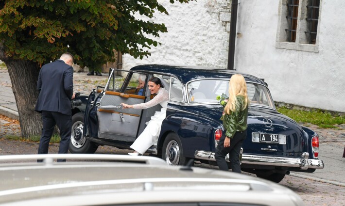 Aki Riihilahden ja Katri-rakkaan häissä liikuttiin todella erikoisilla ...