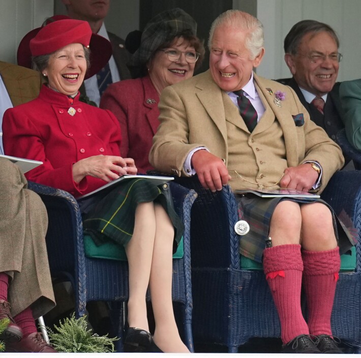 Kuningas Charles esitteli uuden kilttinsä – hauskat kuvat!