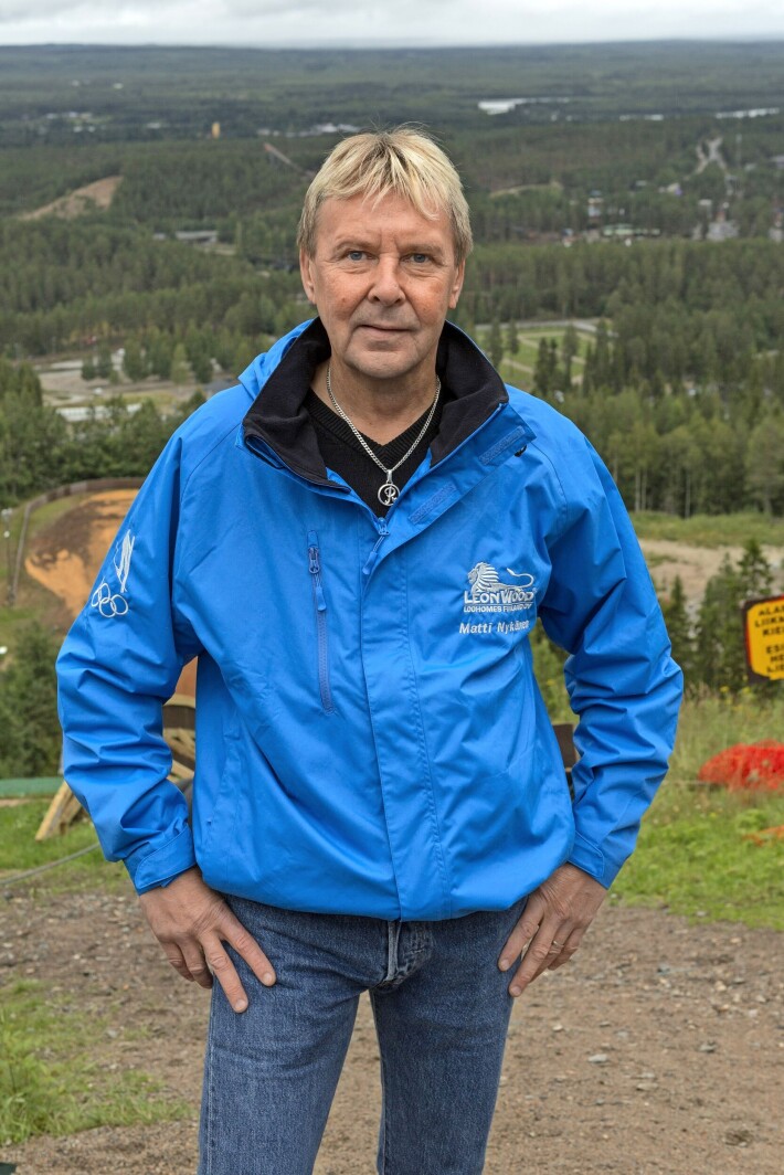 Matti Nykäsen poikapuoli myy mäkilegendan pokaaleja