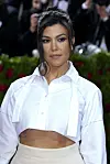 Kourtney Kardashian hehkuttaa raskauttaan - tuoreet kuvat saavat sukat ...