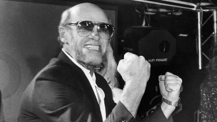 Uutuuskirjan hyytävä väite: Spede Pasanen uhkasi tappaa tv-pampun koiran