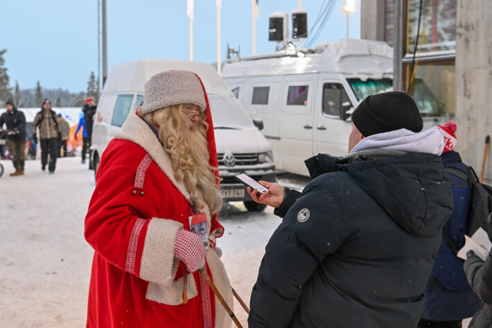 Tämä meni monelta ohi! Kansainvälinen supertähti rynnisti Mersulla ...
