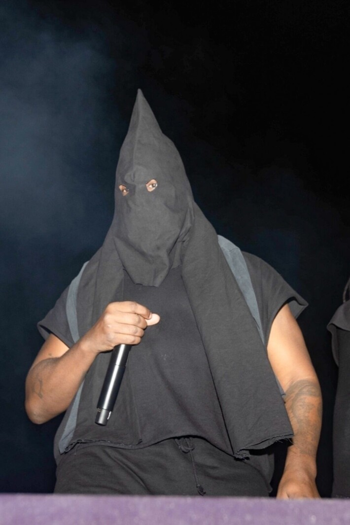 Mikä hätänä, Kanye West? Nousi lavalle Ku Klux Klan -hupussa