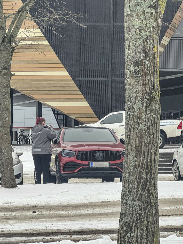 Sakkokuningatar Erna Husko tutussa puuhassa – tällä kertaa Turussa