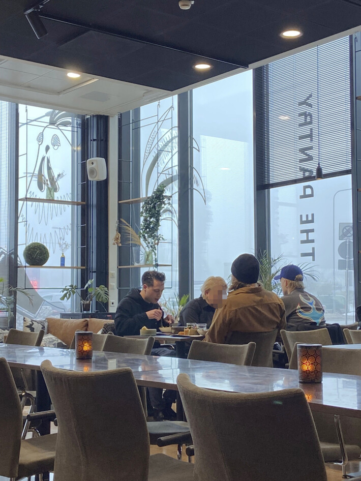 Kuumaa-yhtyeen Johannes Brotherus yllätti lounasruokailijat – kuva