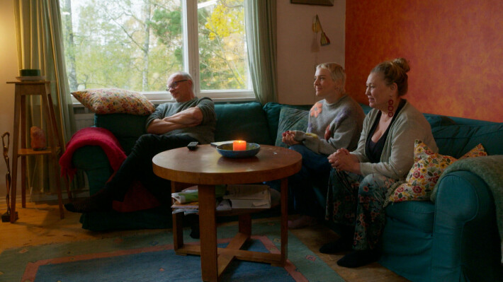 Outi Mäenpää höynäytti Suomi-julkkiksia Noriko Show'ssa - puolustaa ...