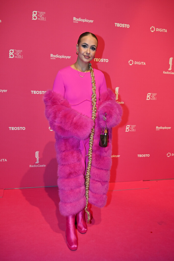 Jestas! Radiogaala-asuissa nähtiin omituisia yksityskohtia – katso ...