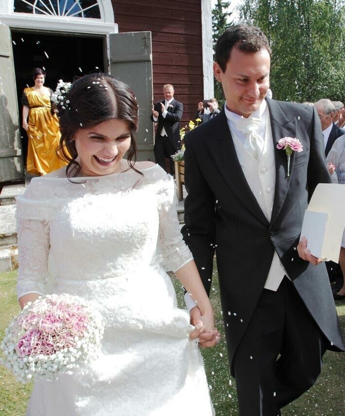 Kotiaan tyhjentävä Suvi Teräsniska kauppaa kummallista tavaraa ...