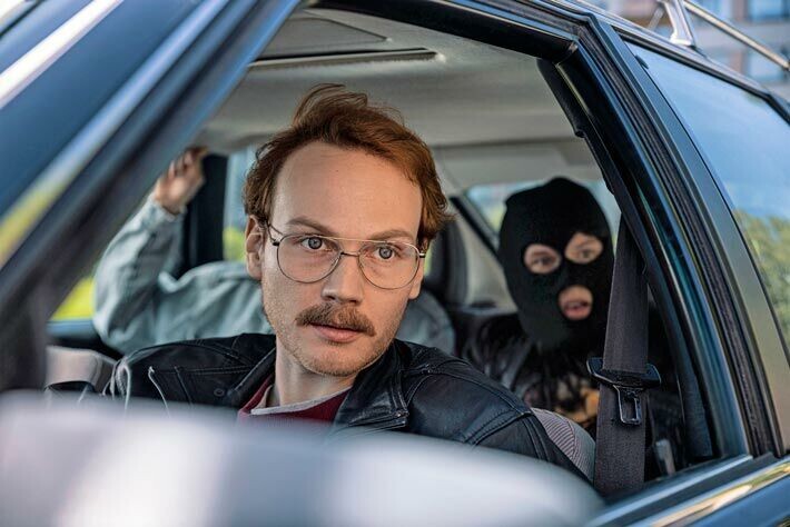 Näyttelijä Elias Salonen Aikuiset-sarjan suosiosta: Moni kutsuu minua ...