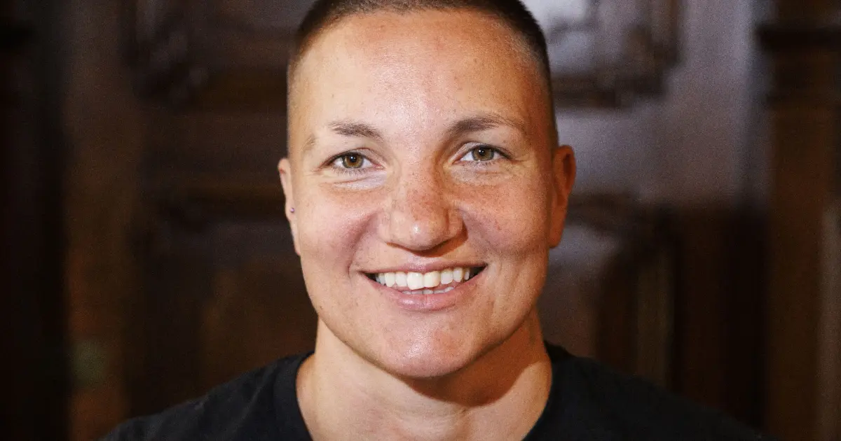 Eronnut Elina Gustafsson Poseeraa Yläosattomissa