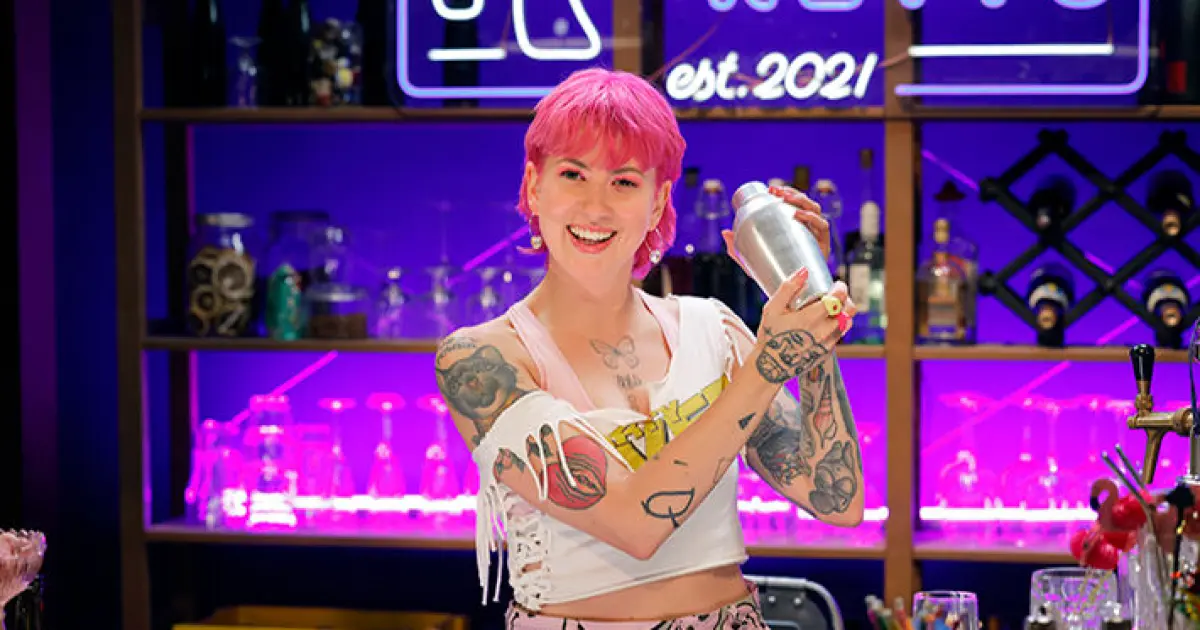 Uusi talk show -kasvo Ronja Stanley on muunsukupuolinen – lataa suorat ...