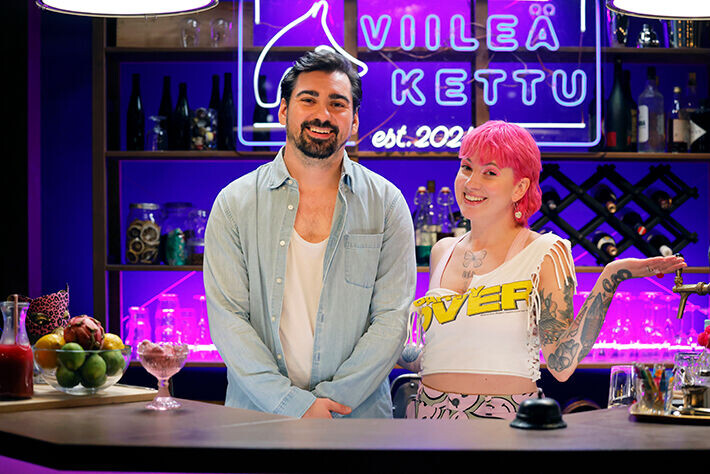 Uusi talk show -kasvo Ronja Stanley on muunsukupuolinen – lataa suorat ...