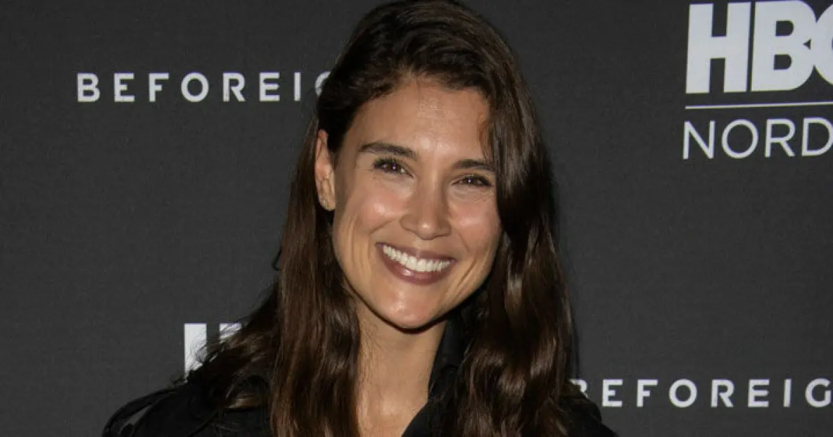 Maryam Razavi poseeraa häkellyttävän kauniina luonnollisissa ...