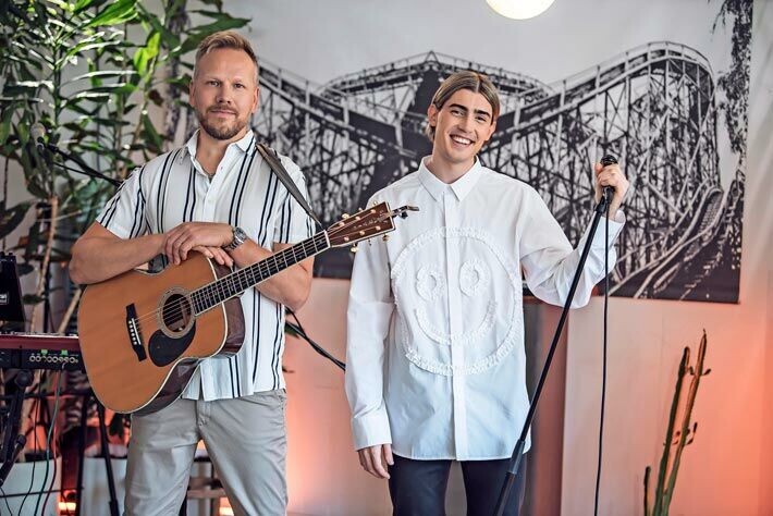 Robin Packalen viihtyy vaaleaverikön seurassa – näin poppari kommentoi ...