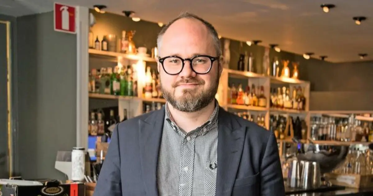 Tuomas Enbuske paljastaa erikoisella kakkukuvalla, mikä yhdistää häntä ...