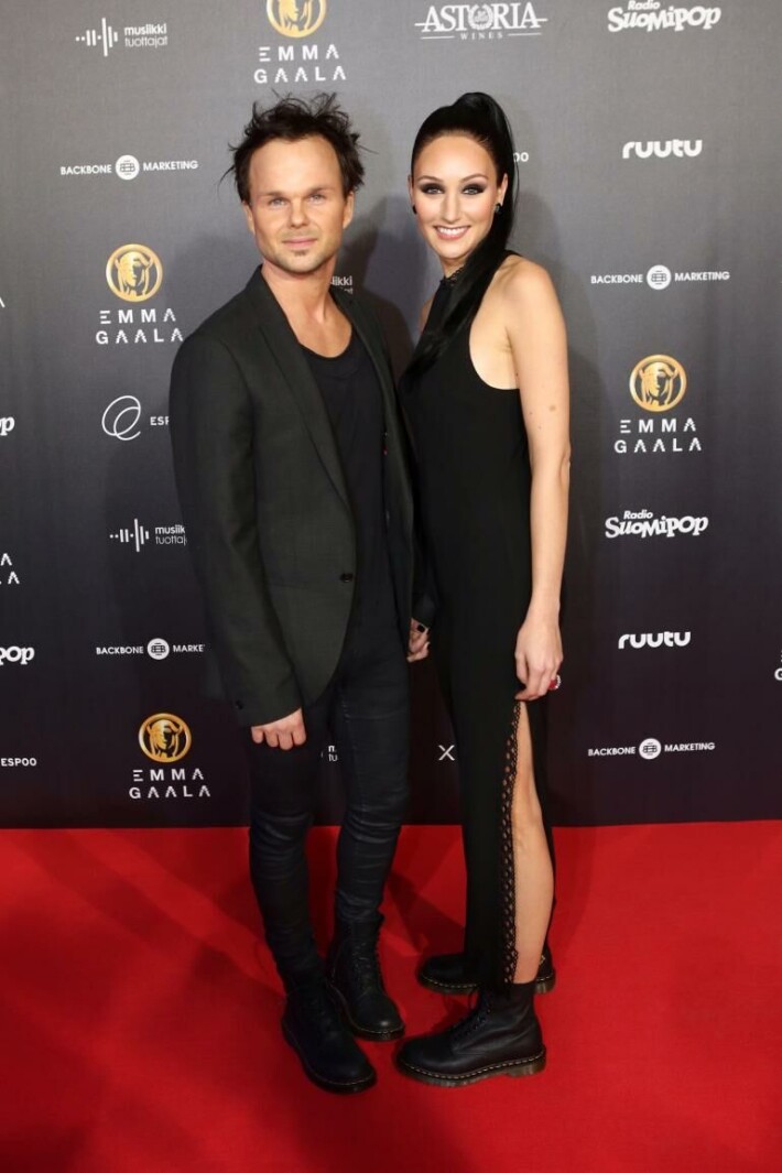 Uutuuskirja vahvistaa: Näin Paula Vesala ja Lauri Ylönen menivät naimisiin