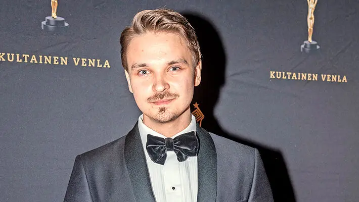 ”Kaksi tuntia telmimässä” Evelinan kanssa seurusteleva Roope Salminen ...