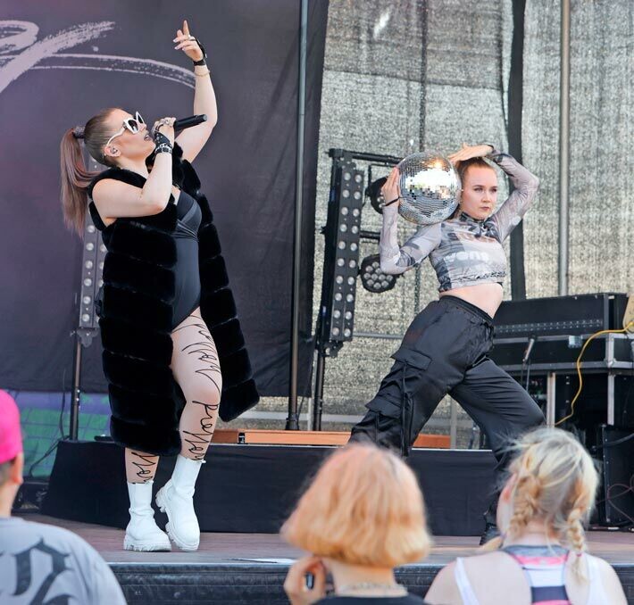 Laulaja Bess juhannuskeikkansa mokastaan: Hävetti tosi paljon