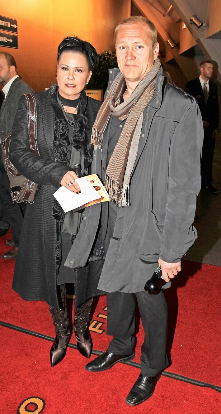 Laulaja Sani suhteestaan 17 vuotta nuorempaan Samuli-rakkaaseensa ...