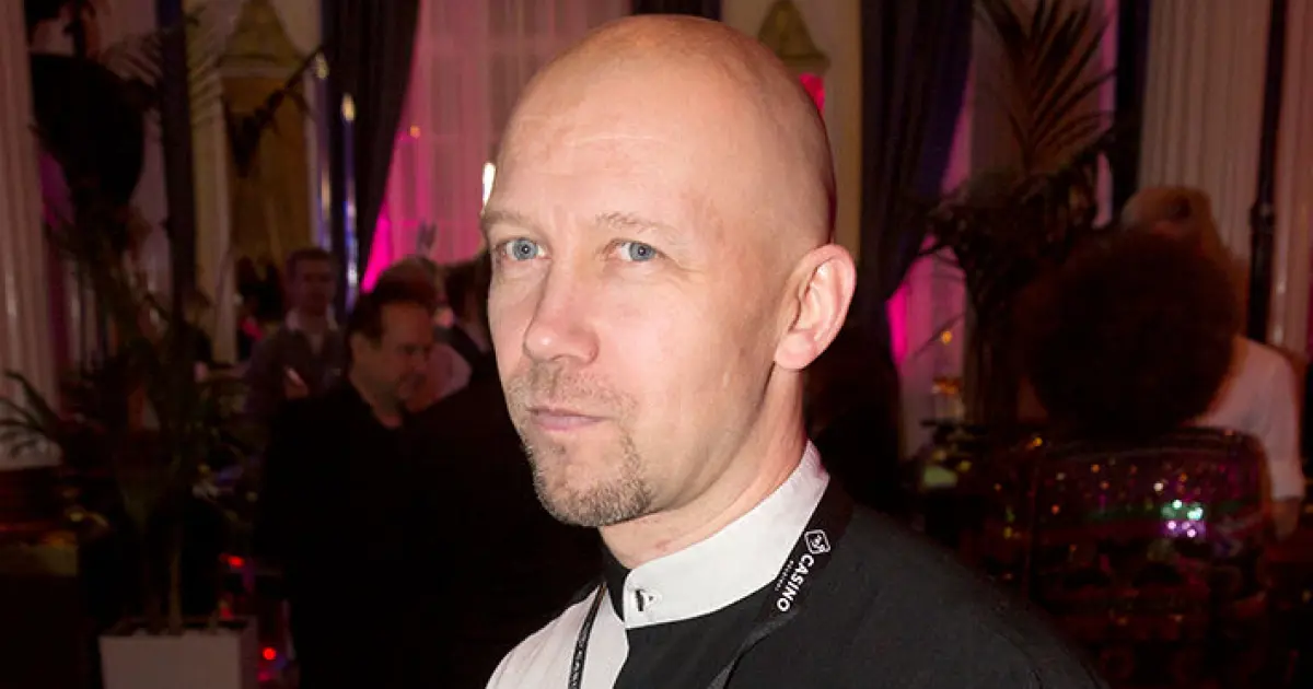 Aikuisviihdetaiteilija Mr. Lothar vakavassa onnettomuudessa | Seiska