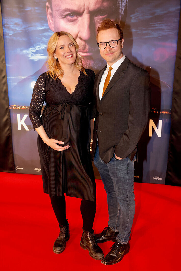 Äitiyslomalle jäävä Salkkarit-tähti Tuuli Mattila edusti miehensä Lauri ...