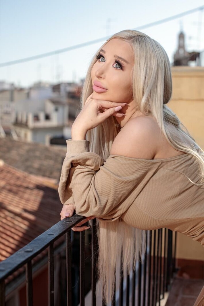 Amanda Ahola haluaa olla elävä seksinukke - yhdysvaltalaislääkärit ...