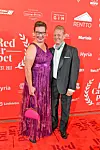 Yhteiskuva! Rosa Meriläinen esitteli rakkaansa punaisella matolla ...