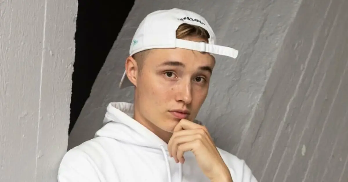 Inttiin, mars! Isac Elliot aloitti varusmiespalveluksen Upinniemessä ...
