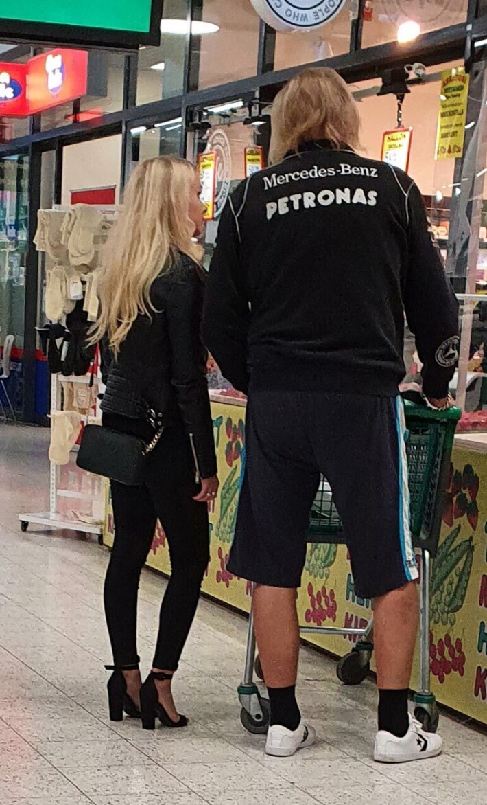 Kohukaksikko Alkossa! Danny, 77, ja avustajakaunotar Helmi Loukasmäki ...