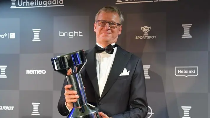 Yhteiskuva! Huuhkajat EM-kisoihin johdattanut Markku Kanerva edusti ...