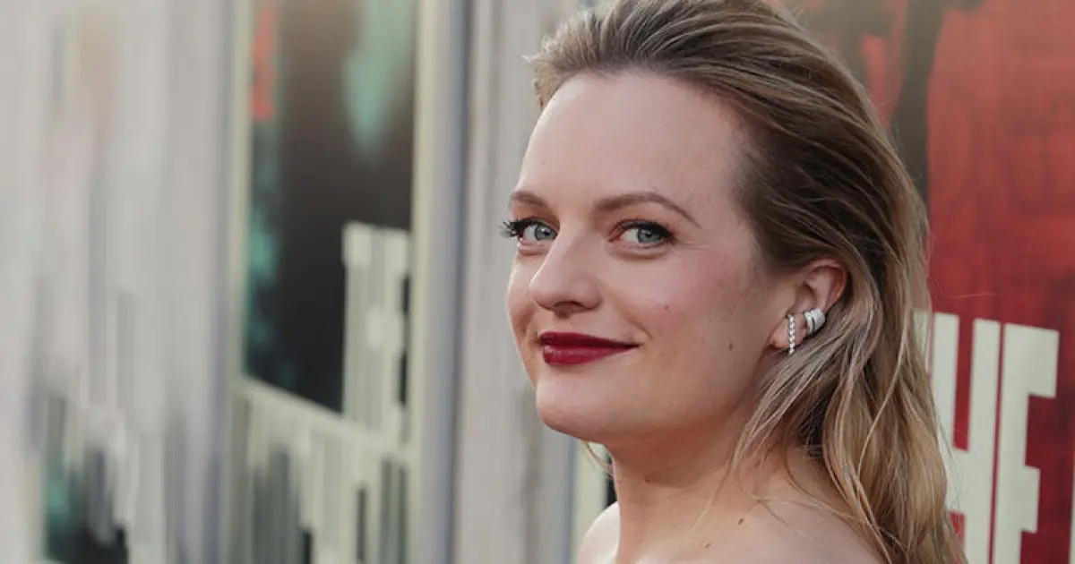 Huh, miten rohkea kaula-aukko! Handmaid’s Tale -kaunotar Elisabeth Moss ...