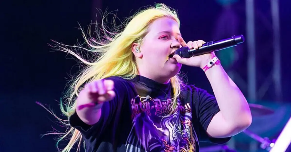 No nyt! Onko keskisormi pystyssä poseeraavan Alman uusi tatuointi oikea ...