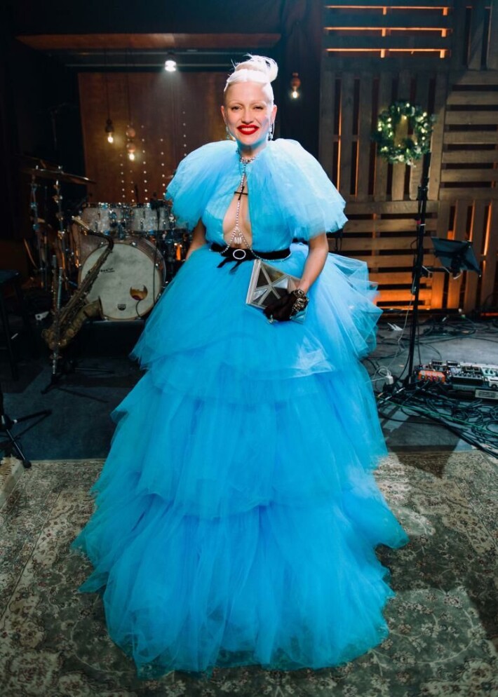 Missä rintaliivit? Chisu teki Sanna Marinit - rohkea esiintymisasu Vain ...