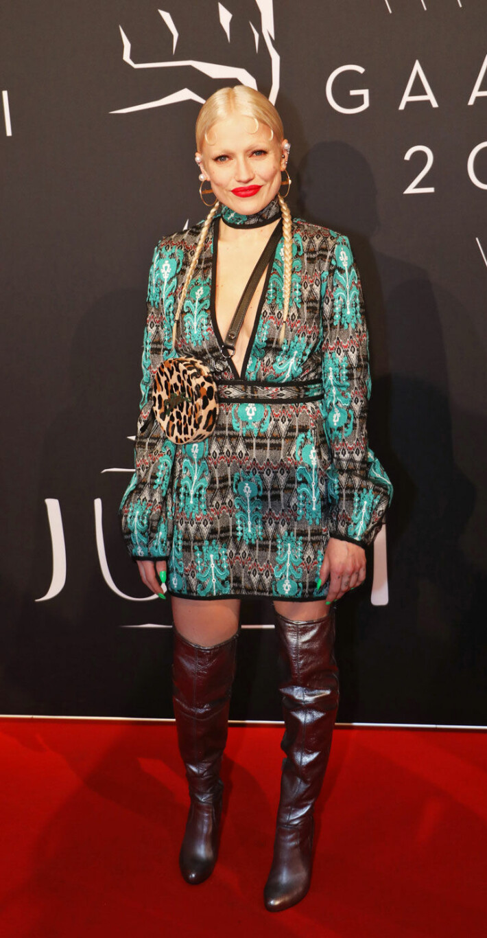 Chisu säväytti Jussi-gaalassa – kaula-aukko lähes napaan saakka!