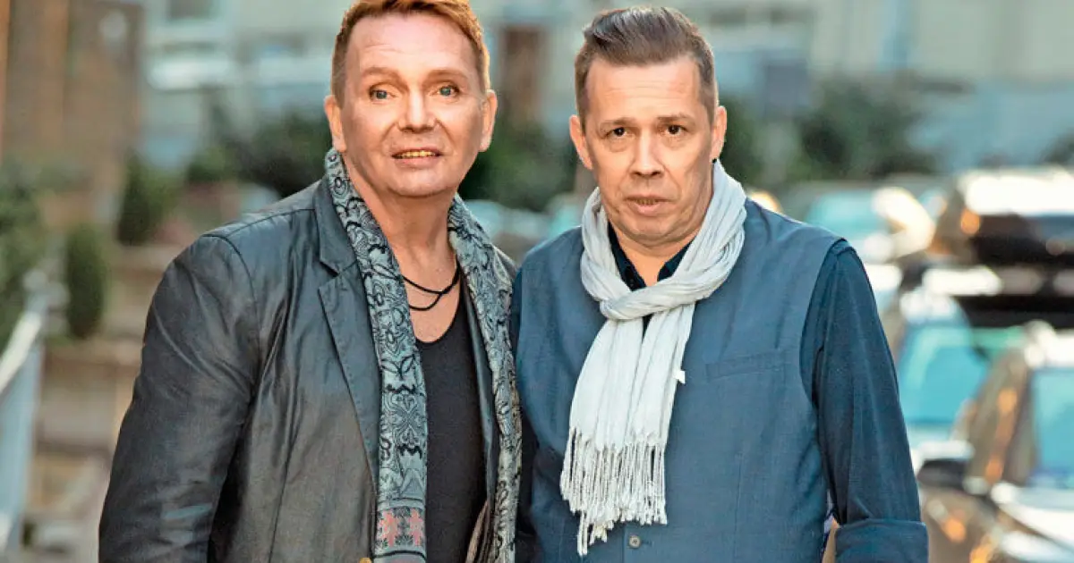 Juuri kihlautuneet Mikko Rasila, 56, ja Marc-rakas, 52, avoimena ...