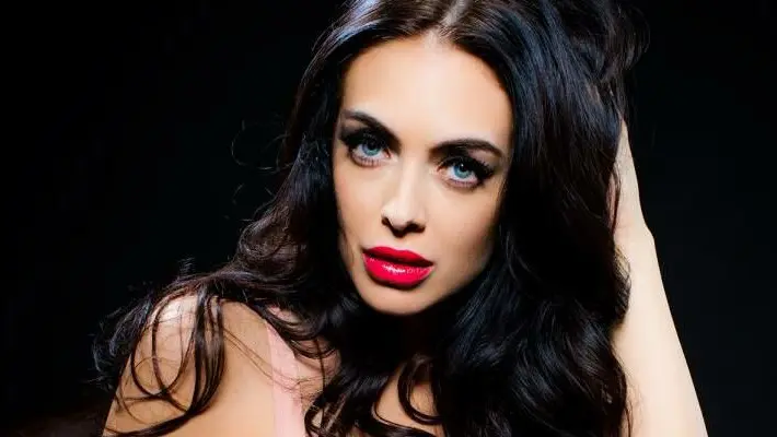 Huh hellettä! Jessica Ruokola ja melkein K-18 -otokset! Käsi haarojen ...