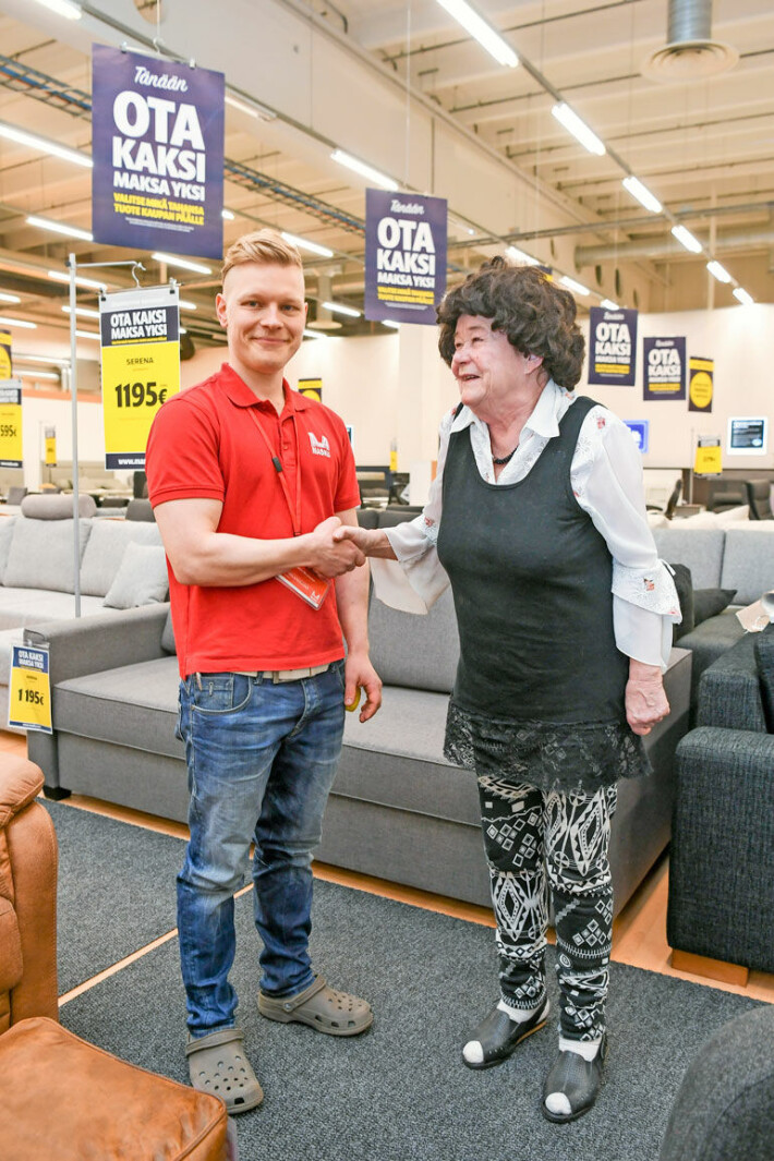 ”Minulla ei ole varaa sohvaan” - leskeksi jäänyt Leena täyttää ...