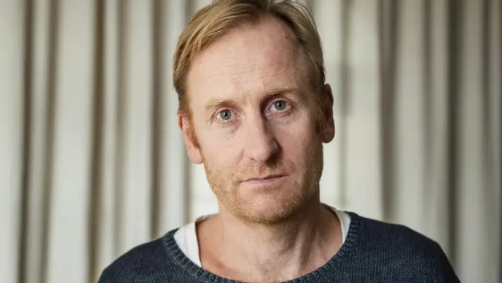 Tähtinäyttelijä Gustaf Hammarsten joutui opettelemaan saamen kieltä ...