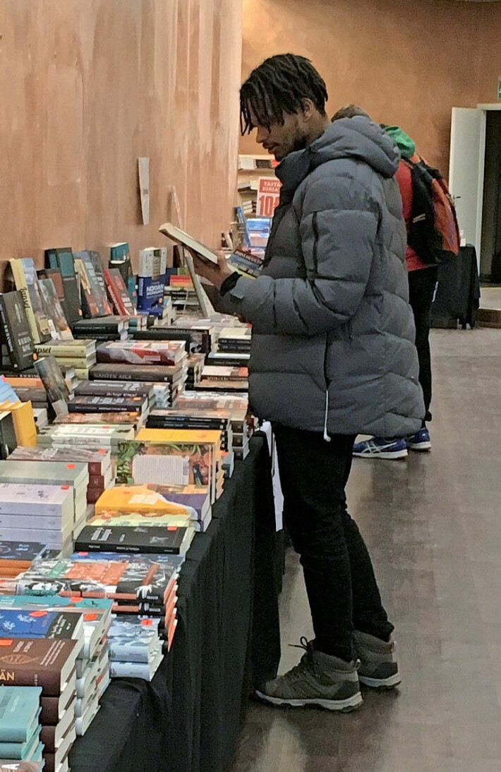 Musta Barbaari kävi kirjaostoksilla – kuva! Musta Barbaari kävi kirjaostoksilla – kuva!