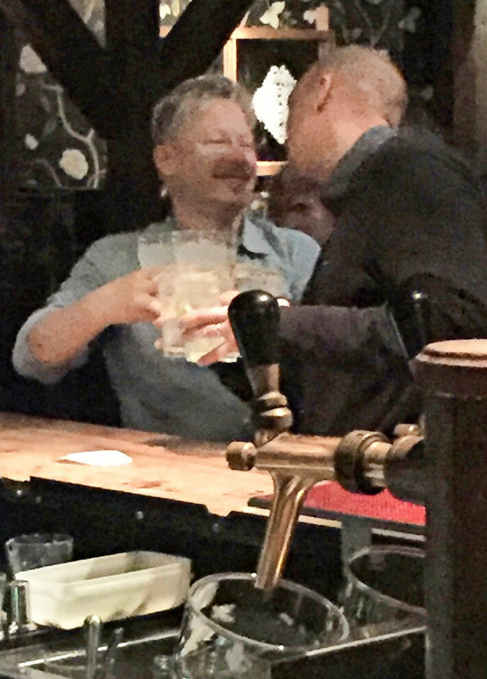 Klunk klunk, Jyrki Sukula kittasi lonkeroa yökerhossa – kuva!