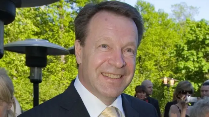 Ilkka Kanerva ja Elina Kiikko: mykkäkoulua terassilla – kuva! Ilkka Kanerva ja Elina Kiikko: mykkäkoulua terassilla – kuva!