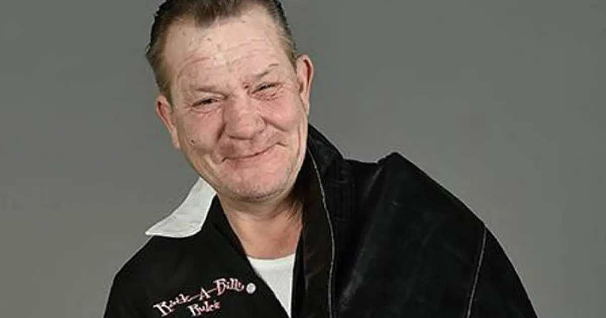 Kuolleen puliukko-Arskan muistopaikka täyttyy lahjoista: tupakkaa ...