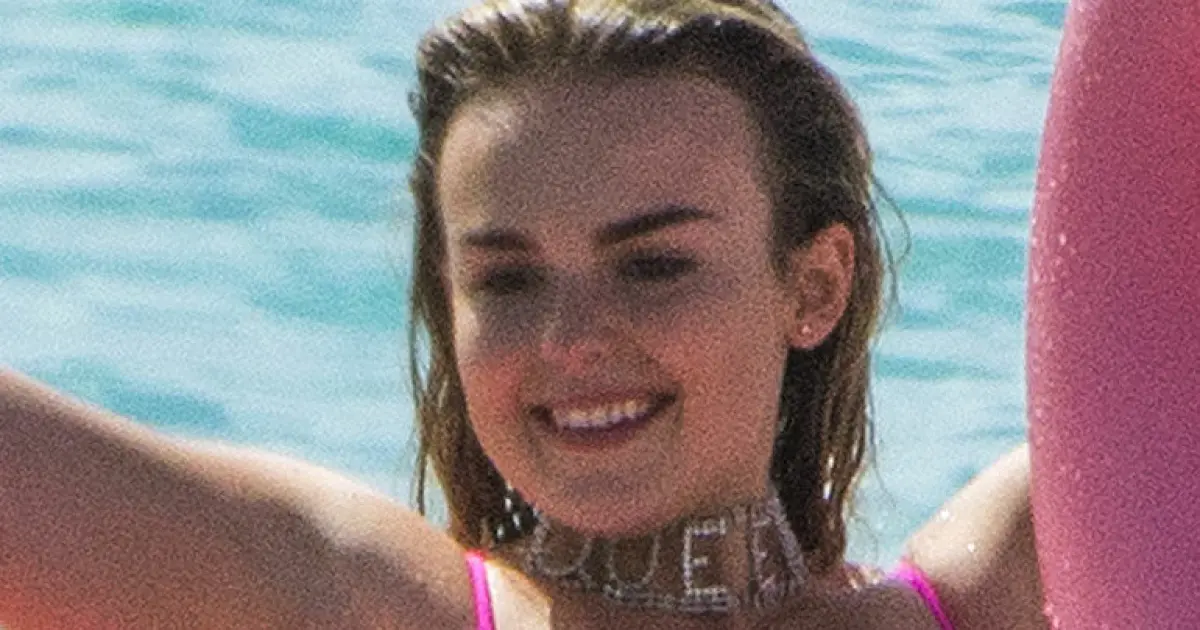 Paparazzit ikuistivat kuvat: laulajakaunotar pylly pystyssä sup-laudan ...