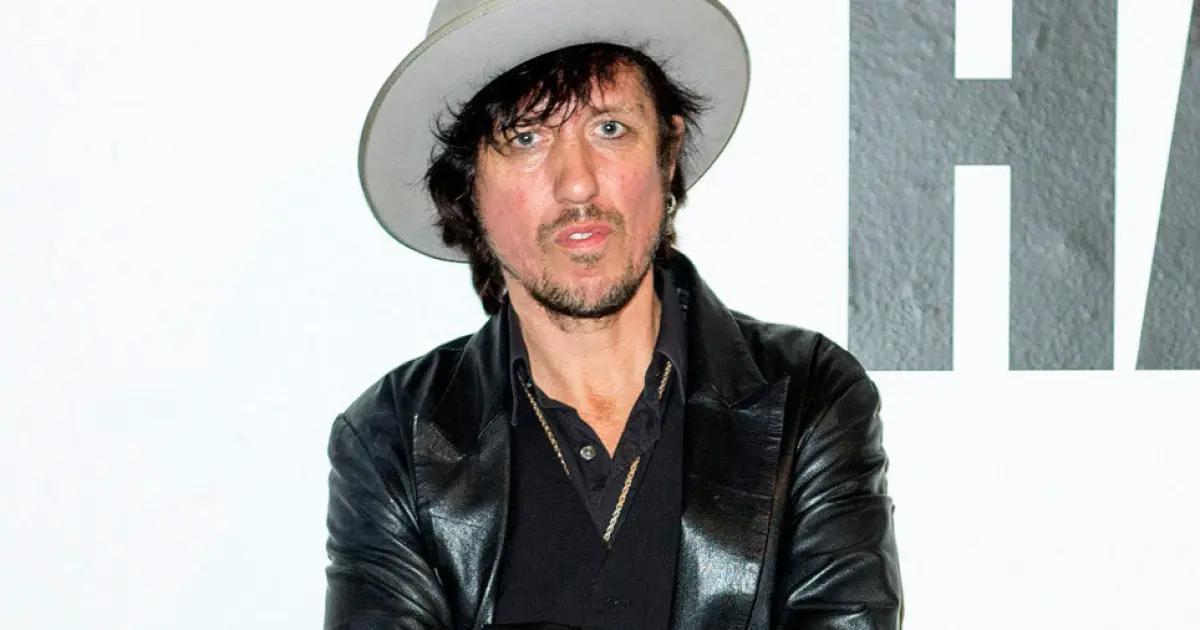 Sami Yaffa juhli Hanoi Rocks -näyttelyssä uuden rakkaansa kanssa – kuva!